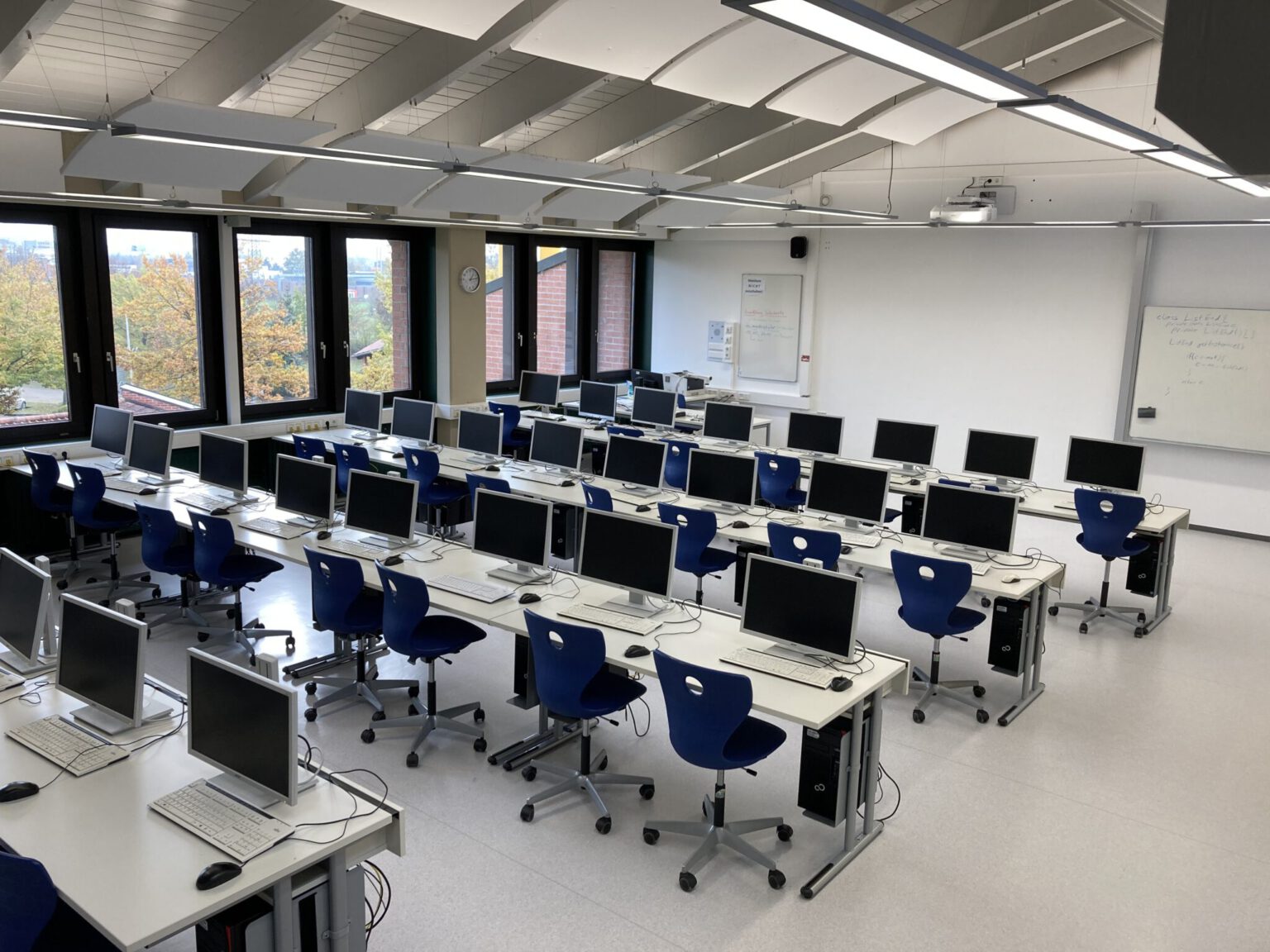 Neuer Informatikraum - Emmy-Noether-Gymnasium Erlangen